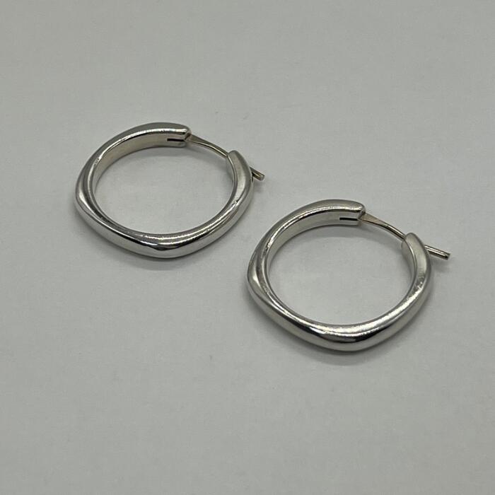 商品詳細 ブランド名 ティファニー TIFFANY&CO モデル名 クッション スクエア フープ ピアス 素材 SV925 シルバー925 サイズ 縦約2cm 横約2.1cm 付属品 無し 総重量 6.7g 状態ランク AB ランクについて...