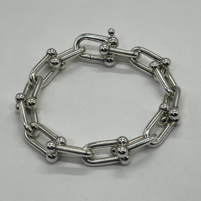 商品詳細 ブランド名 ティファニー TIFFANY&CO モデル名 ハードウェア ラージリンク ブレスレット 素材 Ag925 SV925 シルバー925 サイズ 全長約21cm 手首周り約17cm 付属品 ケース コマ 総重量 63.1g...