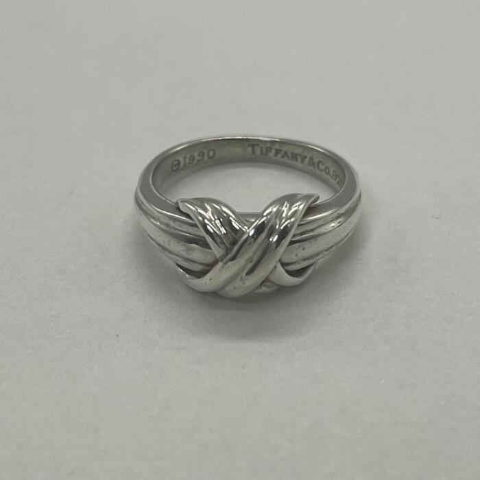 商品詳細 ブランド名 ティファニー TIFFANY&CO モデル名 シグネチャークロス リング 素材 SV925 シルバー925 サイズ 12号 付属品 無し 総重量 3.8g 状態ランク B ランクについて N:新品未使用 S:使用頻度の...