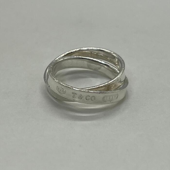 商品詳細 ブランド名 ティファニー TIFFANY&CO モデル名 1837 インターロッキング リング 素材 SV925 シルバー925 サイズ 16号 付属品 無し 総重量 5.7g 状態ランク B ランクについて N:新品未使用 S:...