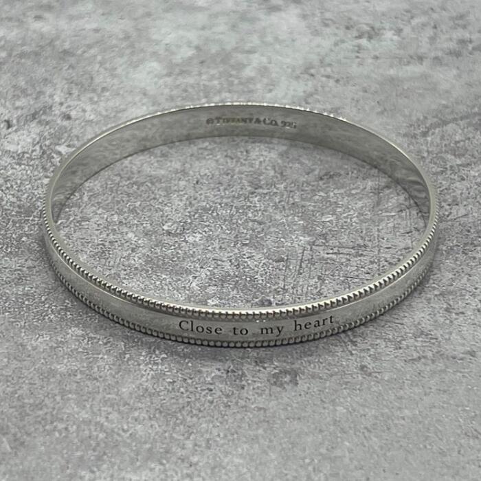 商品詳細 ブランド名 ティファニー TIFFANY&CO モデル名 ミルグレイン バングル Close to my heart 素材 SV925 シルバー925 サイズ 手首周り約19cm 内径約6cm 幅約0.6cm 総重量 22g 付属...
