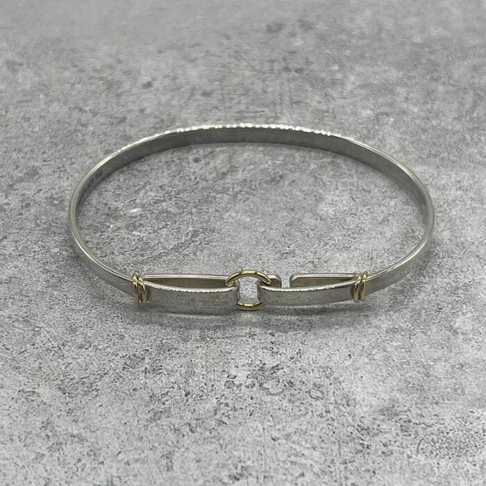 商品詳細 ブランド名 ティファニー TIFFANY&CO モデル名 サークルフック バングル 素材 SV925 シルバー925 YG 750 18K イエローゴールド サイズ 手首周り約18.5cm 幅約 前0.9cm 後0.4cm 総重量...