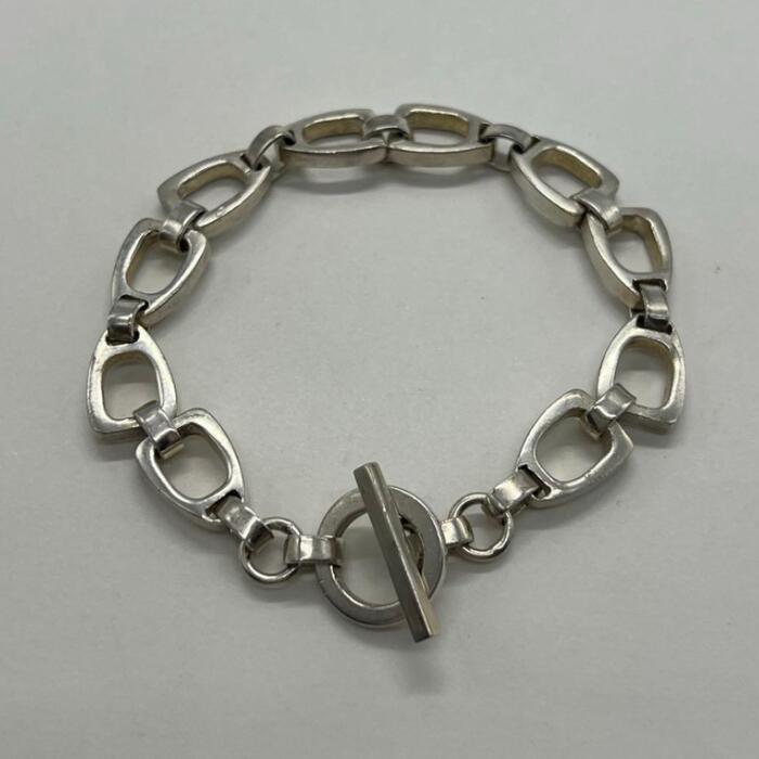 商品詳細 ブランド名 グッチ GUCCI モデル名 ホースビット トグル ブレスレット 素材 SV925 シルバー925 サイズ 全長約20cm 手首周り約17.5cm 付属品 保存袋 総重量 27.1g 状態ランク B ランクについて N...