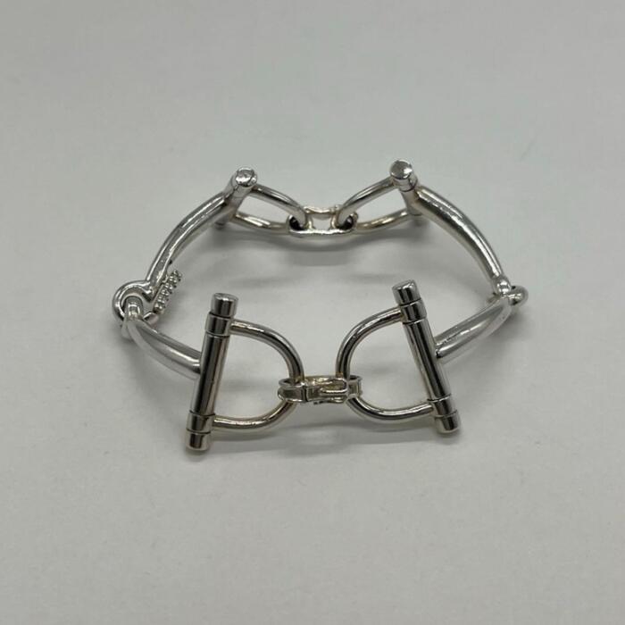 商品詳細 ブランド名 エルメス HERMES モデル名 ホースビット ブレスレット 素材 SV シルバー サイズ 全長約20cm 手首周り約18cm 付属品 無し 総重量 42.4g 状態ランク B ランクについて N:新品未使用 S:使用...