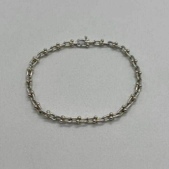 商品詳細 ブランド名 ティファニー TIFFANY&CO モデル名 ハードウェア マイクロリンク ブレスレット 素材 Ag925 SV925 シルバー925 サイズ ラージサイズ 全長約18cm 手首周り約17cm 付属品 無し 総重量 6...
