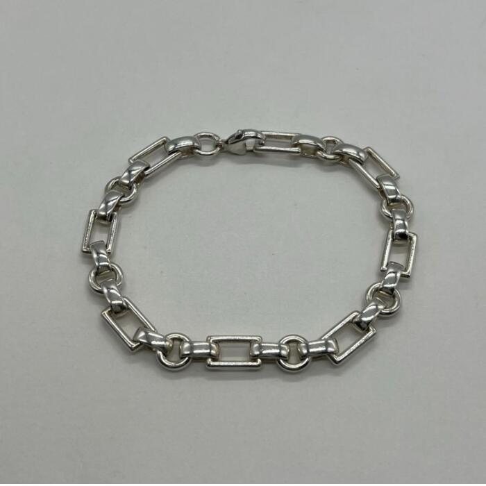 商品詳細 ブランド名 ティファニー TIFFANY&CO モデル名 レクタングル ドーナツオーバルチェーン ブレスレット 素材 SV925 シルバー925 サイズ 全長約20.5cm 手首周り約19cm 付属品 無し 総重量 20.8g 状...