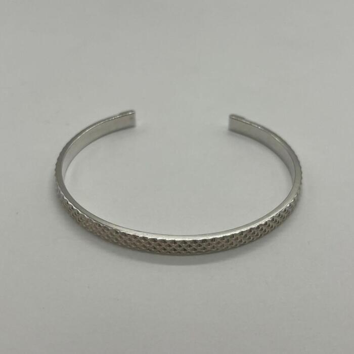 商品詳細 ブランド名 ティファニー TIFFANY&CO モデル名 ダイヤモンドポイント カフ バングル 素材 Ag925 SV925 シルバー925 サイズ 手首周り約17.5cm 付属品 無し 総重量 12.88g 状態ランク AB ラ...