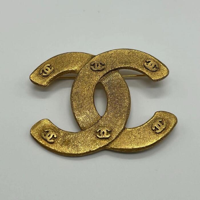 商品詳細 ブランド名 シャネル CHANEL モデル名 ココマーク ブローチ 1263 素材 GP メッキ サイズ 縦4.6cm 横5.9cm 付属品 外箱 アクセサリーお取り扱いカード 総重量 20.1g 状態ランク AB ランクについて...