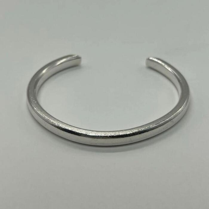 商品詳細 ブランド名 ティファニー TIFFANY&CO モデル名 1837 メイカーズ ナロー カフ バングル 素材 Ag925 SV925 シルバー925 サイズ Mサイズ 手首周り16cm (バングルタイプですので多少のサイズ調節が可...