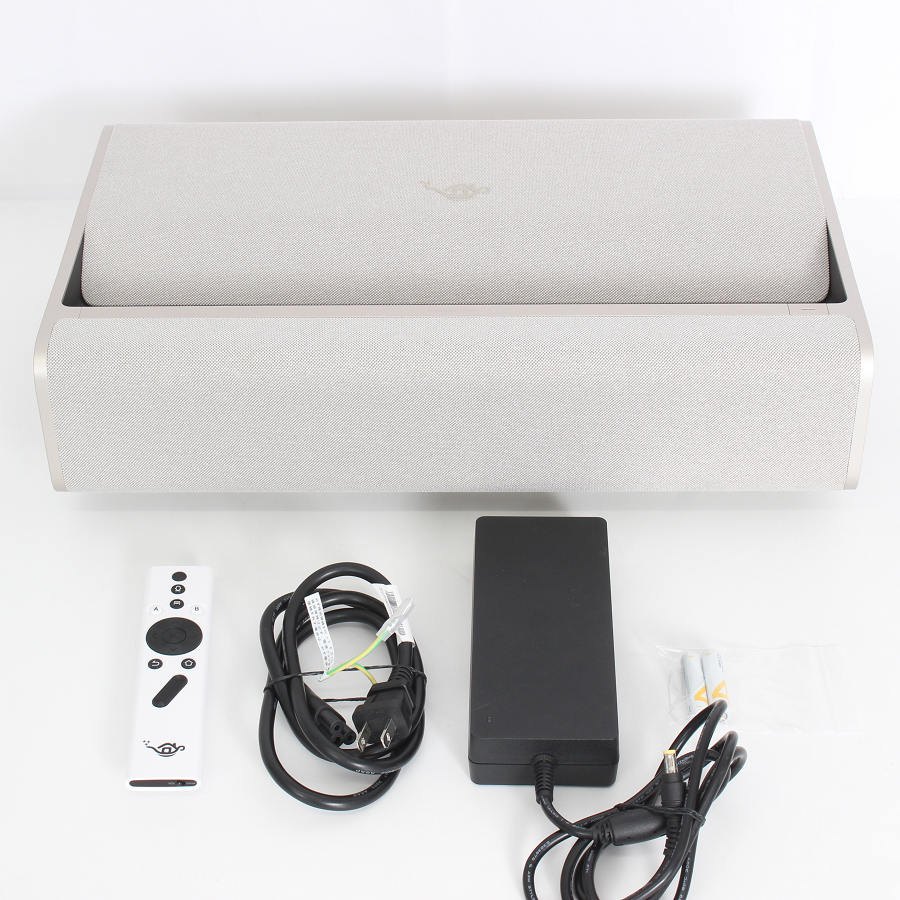 ■商品名 【美品】Aladdin Marca XM03F 超短焦点プロジェクター アラジン マルカ アラジンエックス ポップインアラジン 本体 ■商品状態 【A】大きなダメージもなく程度良好の美品 ・商品の特性上、底面の足部分に汚れがござい...