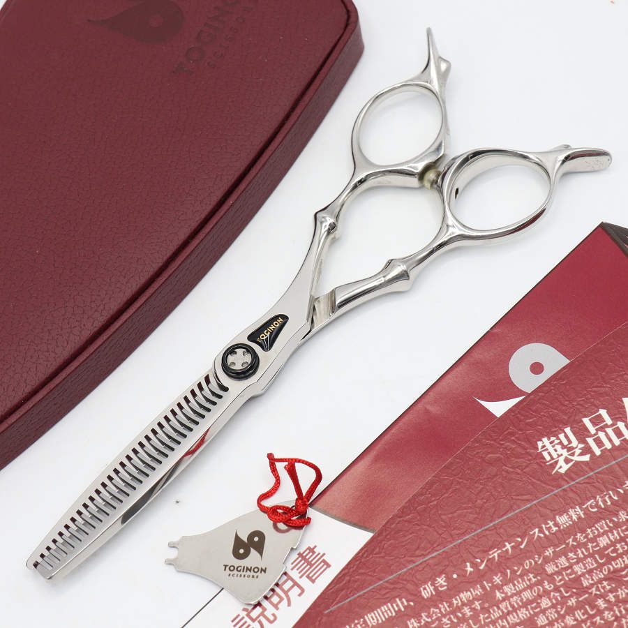 【美品】刃物屋トギノン NEO Queen R28 セニング 5.8インチ メガネハンドル 28目 約20% ネオクイーン トギノン シザー ■商品情報 ・メガネハンドル ・5.8インチ ・セニング28目 ・スキ率約20%（メーカー発表のス...