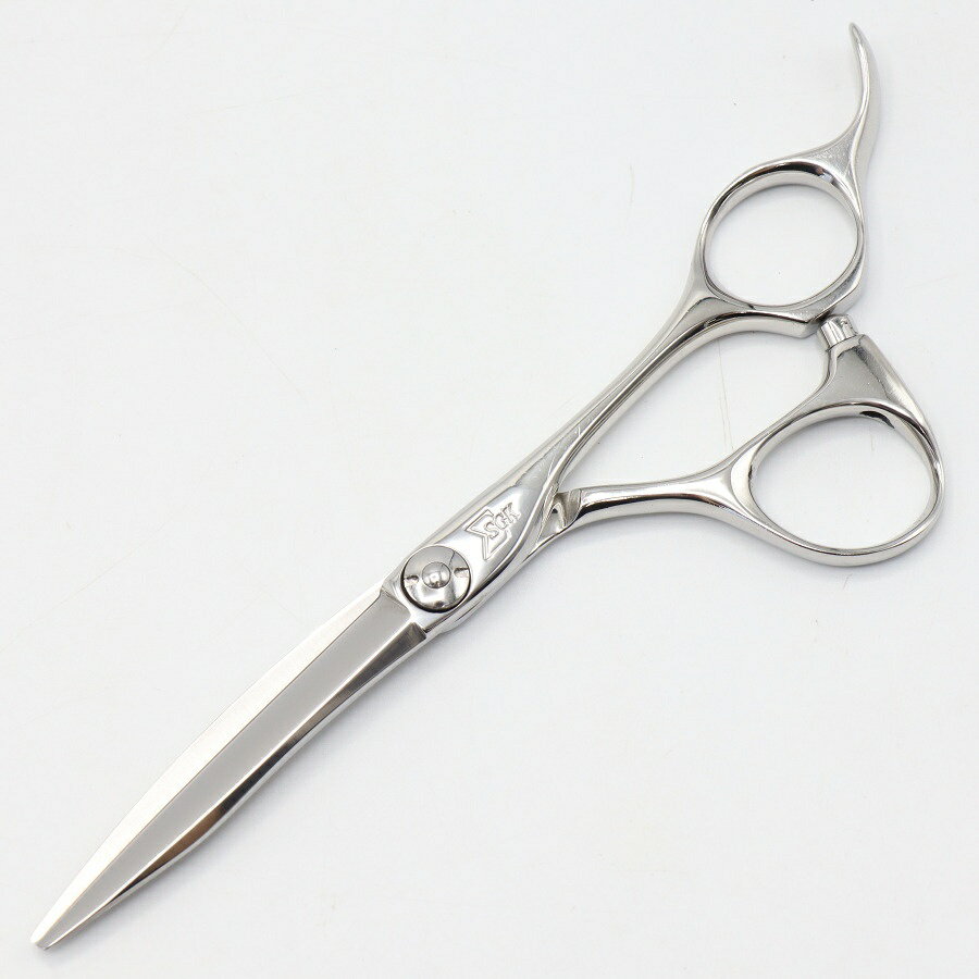 【美品】SGK 三和技研 CR-55 カットシザー 5.5インチ ハマグリ刃 オフセットハンドル ■商品情報 ・ハマグリ刃 ・オフセットハンドル ・5.5インチ ・46.6グラム ■特徴 独特なフォルムが刃先のパワーを生み、ブラントをしっか...