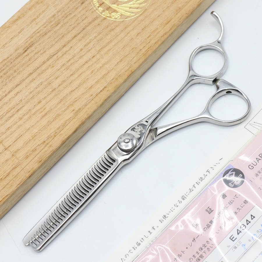 【美品】ナルトシザー 二梳き ヘネシーラムール S31 セニング 5.8インチ ヘネシーオフセットハンドル 31目 約20%〜25% ニューハイボン ■商品情報 ・ヘネシーオフセットハンドル ・5.8インチ ・セニング31目 ・スキ率約20...