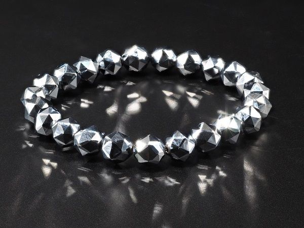 商品詳細素材テラヘルツ鉱石 サイズ1粒：約8.0mm 全長：約16.0cm(ゴム紐を使用 約18.0cmまでなら問題なく使用できます。) 備考 サイズ2枚目は上の画像の商品になります。 注意事項 画像はデジタルカメラでの撮影を行っております...