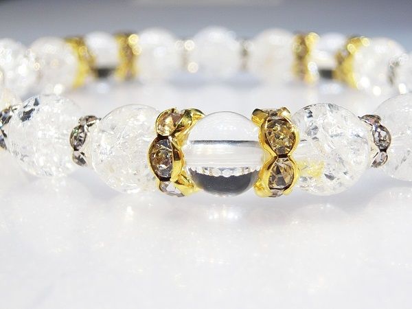 商品詳細素材クラック水晶・クリスタルクォーツ・ロンデル・CZ(キュービックジルコニア) サイズ全長 約18.0cm、天然石 約8.0mm 備考 - 注意事項 CZダイヤ（キュービック・ジルコニア）は、人工石です。&nbsp; お客様の環境に...