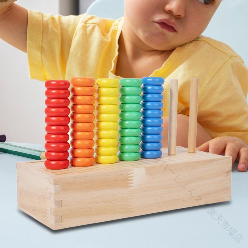 説明: 【楽しく学べる】：木製の色分け積み木おもちゃは、お子様の学習意欲を高めます。遊びながら、手と目の協調性と集中力を高めます。【色彩学習】: 色分け積み木おもちゃは、色の認識力と分類能力を高めます。お子様はリングを色で分類することで、色...