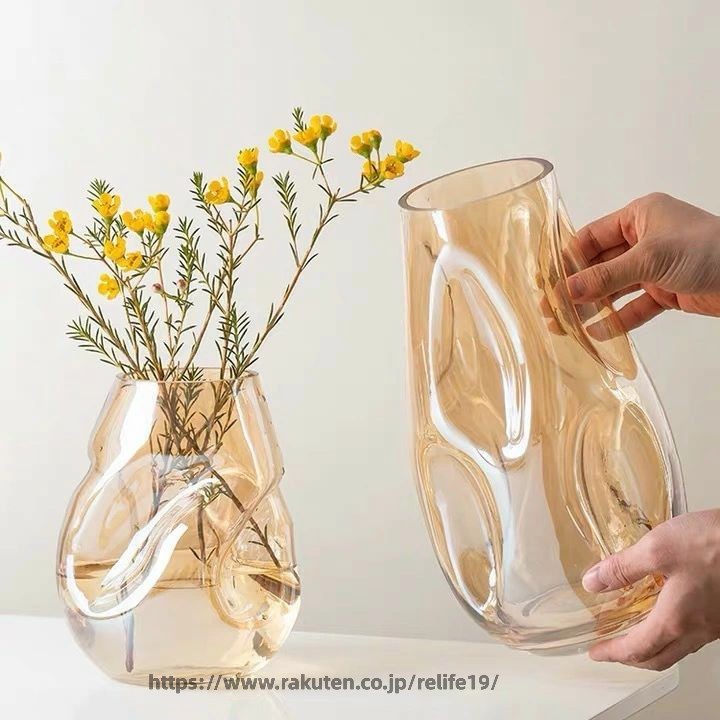※商品情報 ガラス花瓶 材質：ガラス カラー：オレンジ サイズ：高さ18/28cm 安定感が抜群でどんな花にも合うガラス花瓶です。 ガラスも綺麗だし 使いやすい、シンプルなデザインです。花だけでなく、葉もの、枝もの、実ものにもおすすめです ...