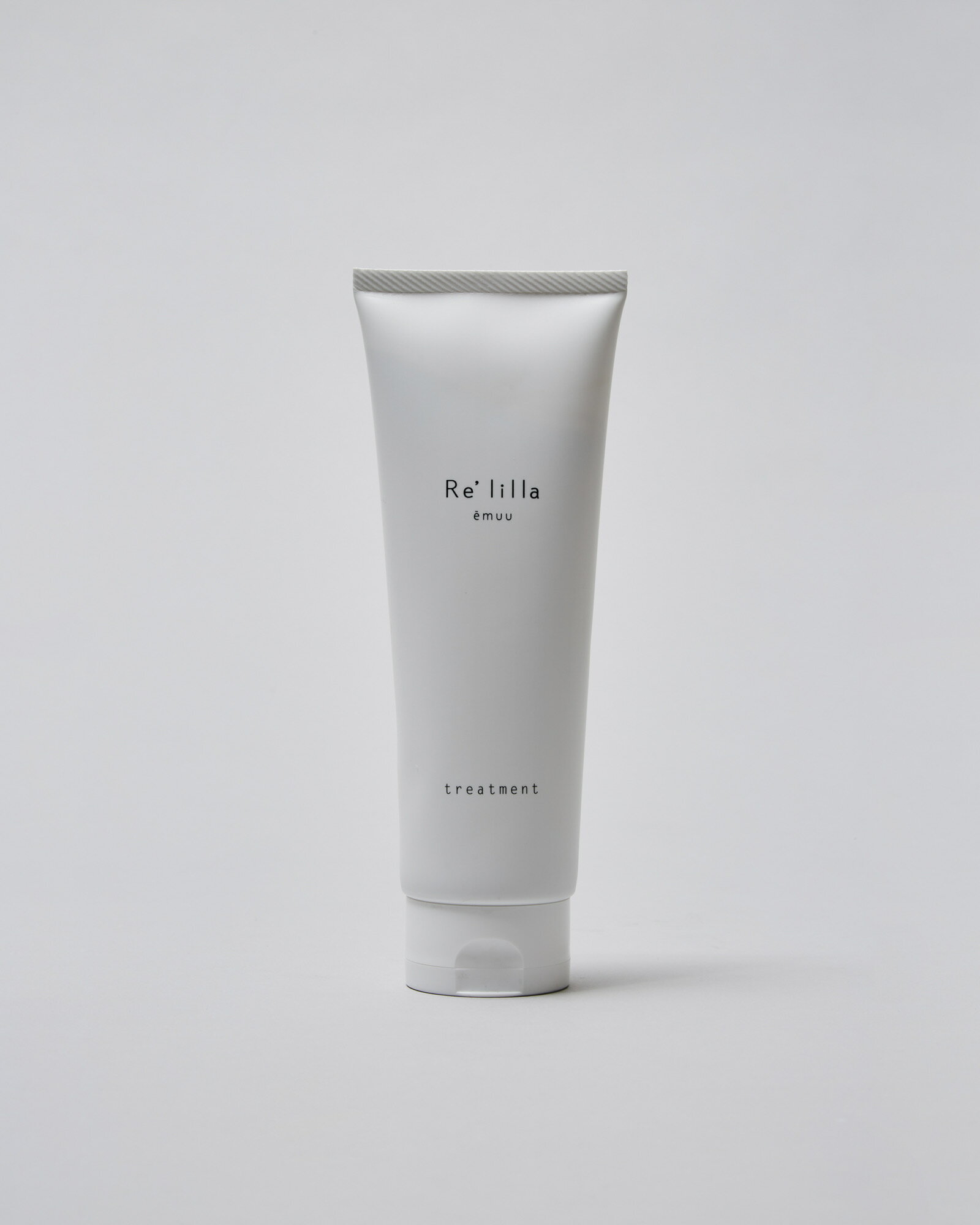 Re'lilla（リラ）トリートメントは、 シャンプー後の髪にうるおいを与え、 なめらかで指通りのよい仕上がりへ導くヘアトリートメントです。 髪1本1本を包み込むような使用感で 毎日のヘアケアに取り入れやすい設計です。 シャンプーと併せて使...
