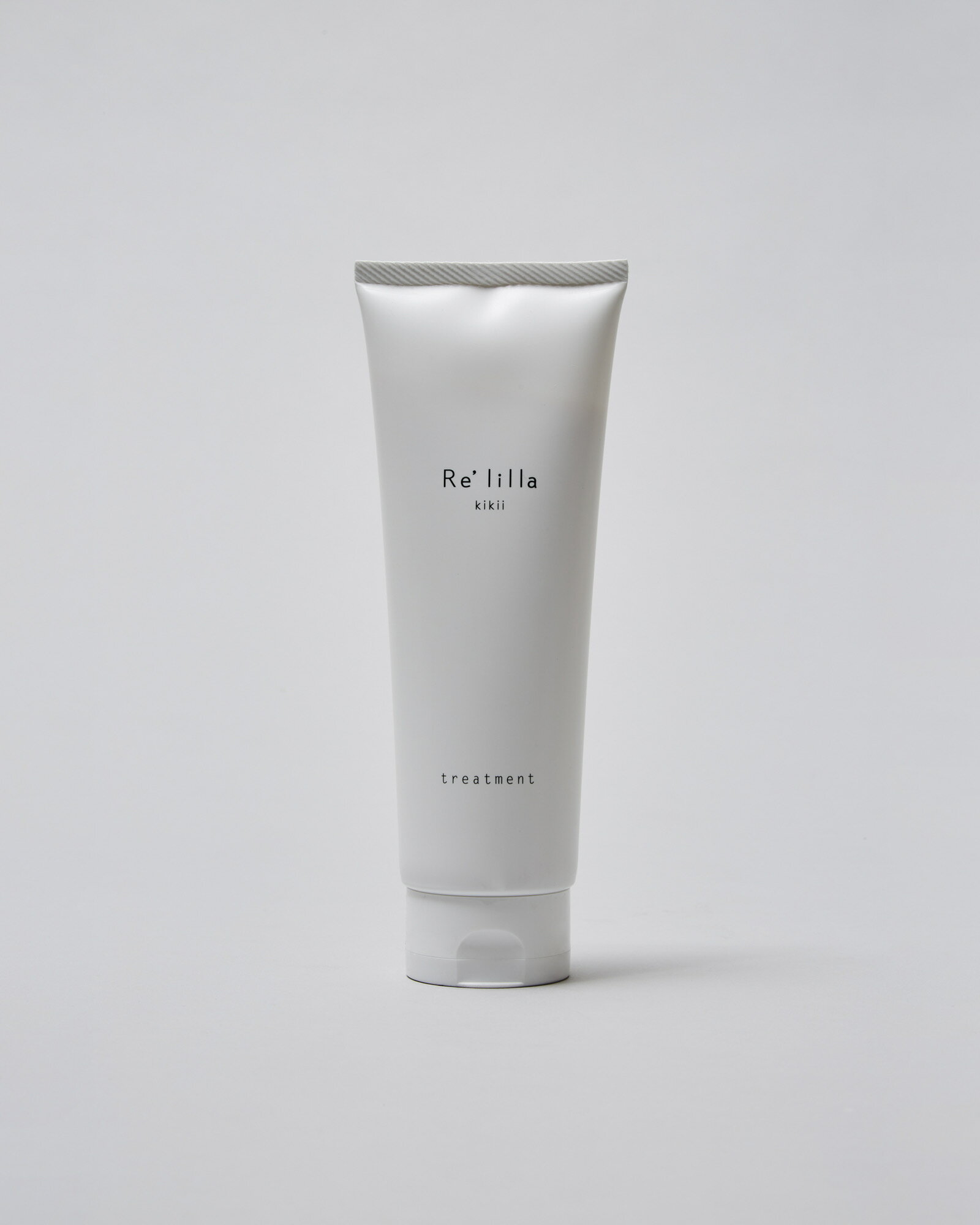 Re'lilla（リラ）トリートメントは、 シャンプー後の髪にうるおいを与え、 なめらかで指通りのよい仕上がりへ導くヘアトリートメントです。 髪1本1本を包み込むような使用感で 毎日のヘアケアに取り入れやすい設計です。 シャンプーと併せて使...