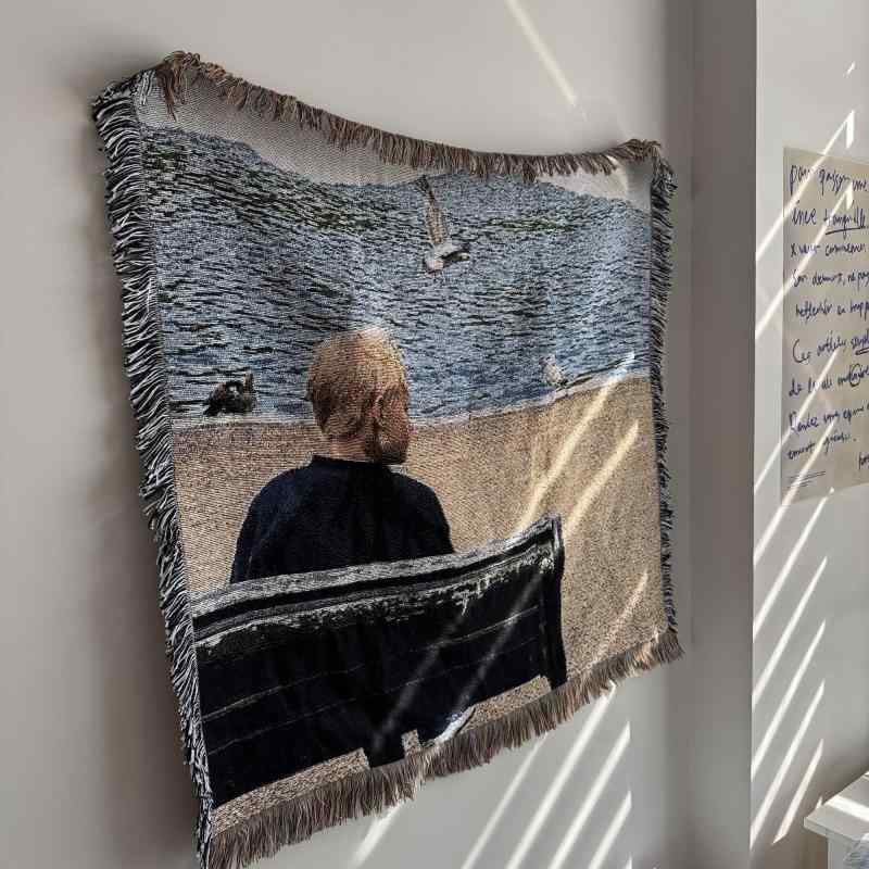 海を眺める男 ，海辺の風景，アートウォールタペストリー, フリンジ付き織物壁掛け, 装飾インテリア，90X90cmデザイン性: 海辺の風景を美しく表現した織物タペストリー。ブルーとベージュのグラデーションが空間に落ち着きを与えます素材と仕上...