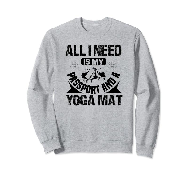 Camping Funny - All I Need Is My Passport And A ヨガマット トレーナーこれらの製品は、男性と女性のための素晴らしいギフトアイデアですこの製品は、記念日、卒業式、誕生日、クリスマスなどの贈り物に...