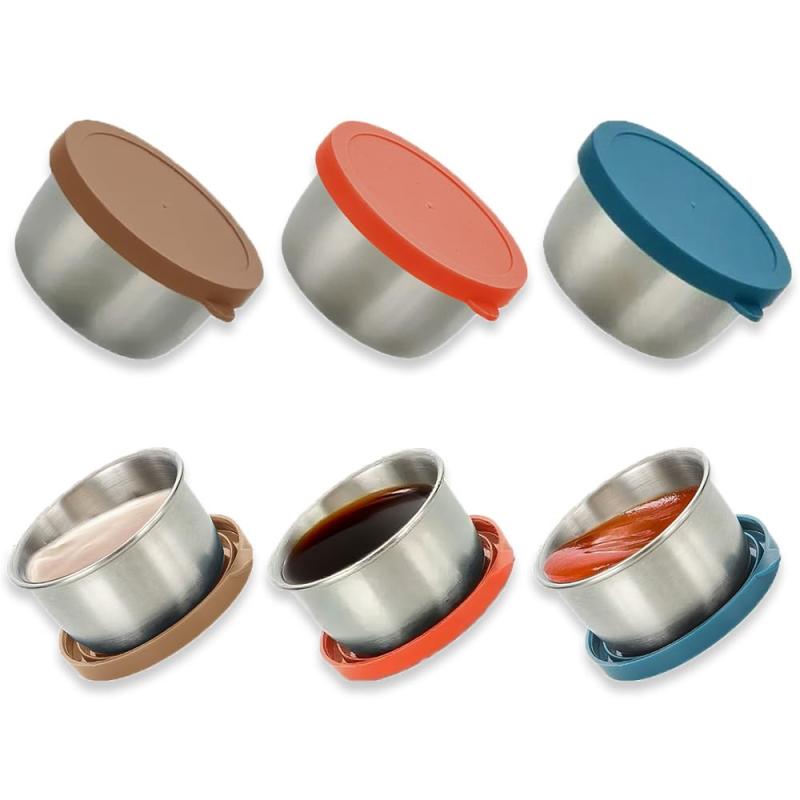 WIOOYIUU 3個入 ドレッシング容器 お弁当用 ソース入れ ステンレス製 40ml 密閉蓋付き サラダカップ サラダ用弁当箱対応 再利用可能 サラダ 弁当箱用調味料カップ 蓋は赤・青・茶の3色セットで【持ち運びに便利なサイズ｜ソースや...