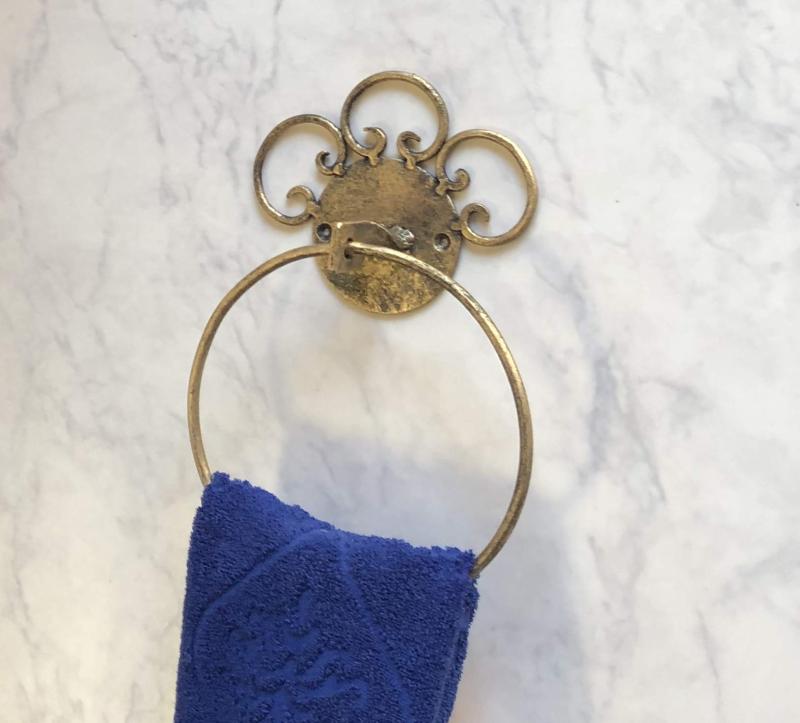 マスディトレーディング タオルハンガー タオル掛け リング アイアン アンティーク調ゴールドサイズ H25cmW17．5cmD6cm　素材：鉄・ロートアイアン製　重量350g　付属品：ビス2本　アンカー2本上品なアンティークカラーが驚くほど...