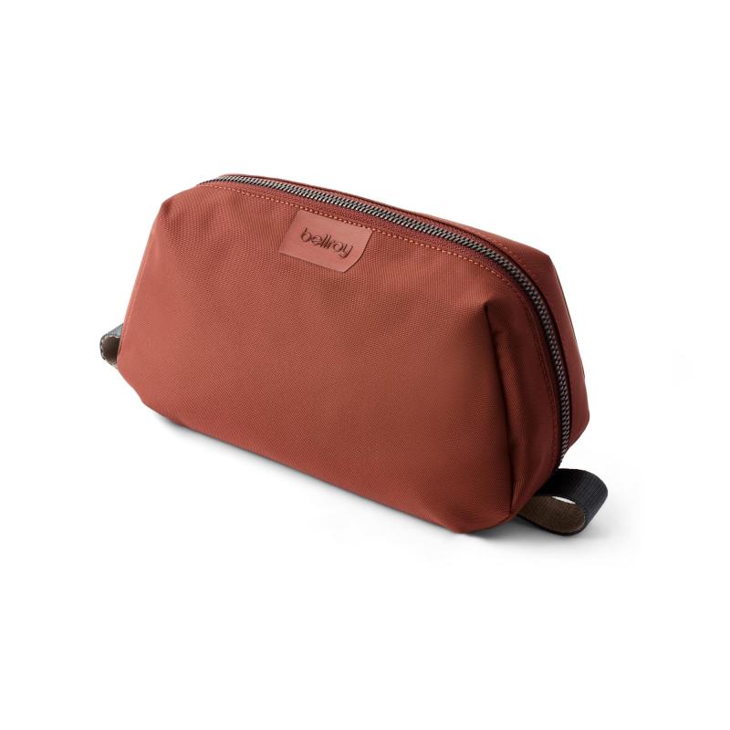 Bellroy Dopp Kit、耐水性のトラベルポーチ（洗面用具、香水、ヒゲ剃り、ヘアブラシ、歯ブラシ）拭き取りやすい耐水性のライニングを備えたスタイリッシュなトラベルポーチ収納アイテムをきれいに保つマグネット式開閉の歯ブラシ用ポケット内...