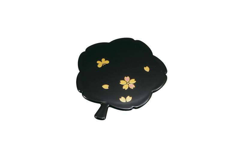 中谷兄弟商会 山中漆器 桜ミニ手鏡 黒 桜33-0604サイズ:幅9.7X奥行8.4X高さ0.4cm0.035素材:ABS樹脂生産国:日本OPP袋入