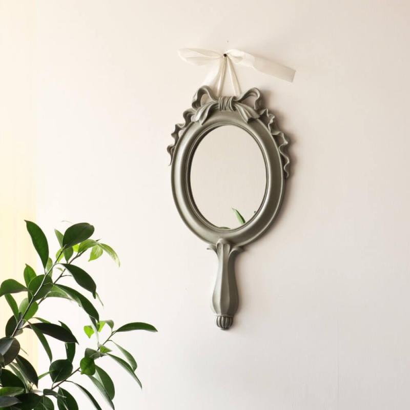 アンティーク調 ハンドミラー型 ウォールミラー, 装飾取付用リボン付き, モスグリーン 鏡デザイン: アンティーク調の優美な装飾が施された手鏡型ウォールミラー、上部にリボンを配したエレガントなデザインカラー: モスグリーンカラーで、どんなイ...