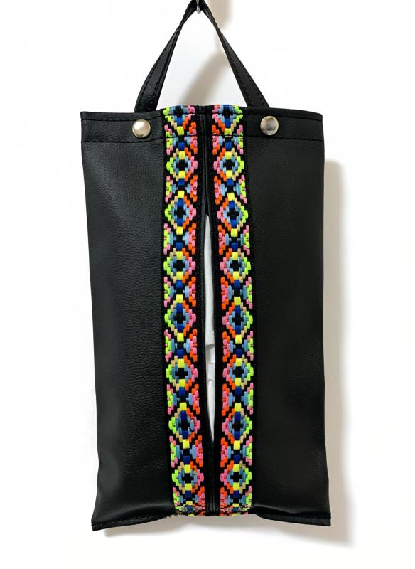 ティッシュケース吊り下げ ソフトパック用 車 キッチン 壁掛けシンプルデザイン オシャレ 日本製【サイズ】縦28cm × 横16.5cmx 高さ1cm【素材】フェイクレザー（合成皮革） ジャガードリボン付き吊り下げ＆壁掛けどちらでも使える多...