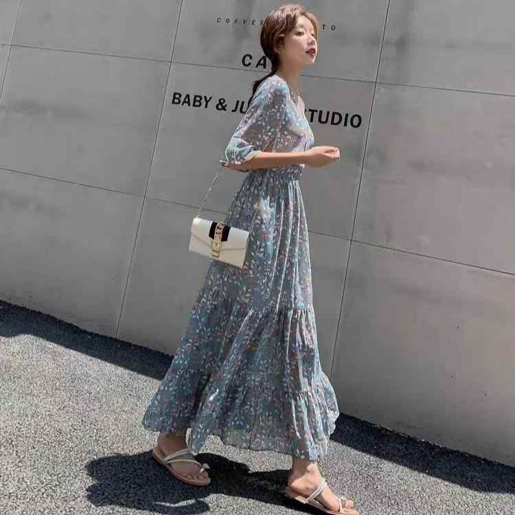 ・カテゴリ: ワンピース・スタイル: 通勤風、エレガント・主な素材: ポリエステル・素材の含有量: 90%以上95%未満・デザイン: フレア、ロング丈、Vネック、ラッパ袖、五分袖、高腰、プルオーバー、ルーズフィット・柄: 花柄、プリント、フ...