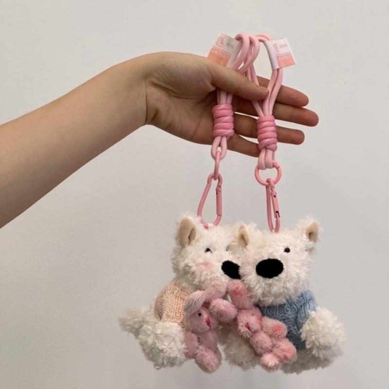 ・カテゴリ: バッグチャーム・キーホルダー・素材: ぬいぐるみ・フリース・カラー展開: ブルー服のウエストハイランド、ピンク服のウエストハイランド、黒緑ボーダーパイロットウエストハイランド、パイロット蝶ネクタイウエストハイランド・スタイル:...