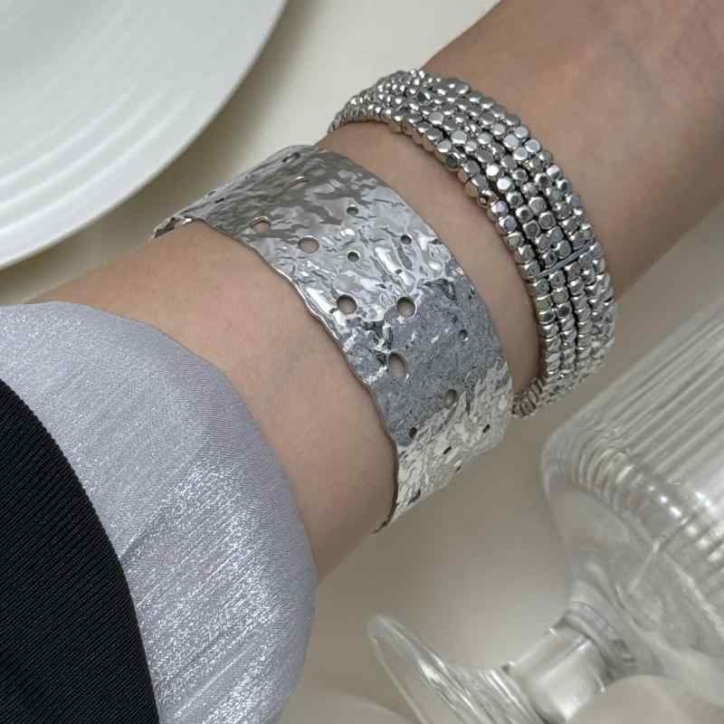 ・カテゴリ: 手飾・主な素材: 合金・加工技術: 電気メッキ・スタイル: レディース、甘辛、個性派・デザイン: 幾何学、サークル・用途: 旅行記念・カラー展開: ワイドブレスレットD、多層ビーズブレスレットD