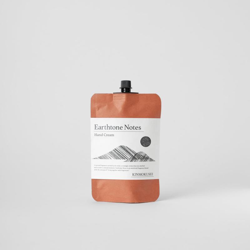 Earthtone Notes Hand Cream KINMOKUSEI【香りの説明】 オリエンタルな雰囲気で季節の訪れを感じさせる甘く、切ない花々のノスタルジックな香り。【フレグランスノート】 トップ：キンモクセイ、リーフ ミドル：スズ...