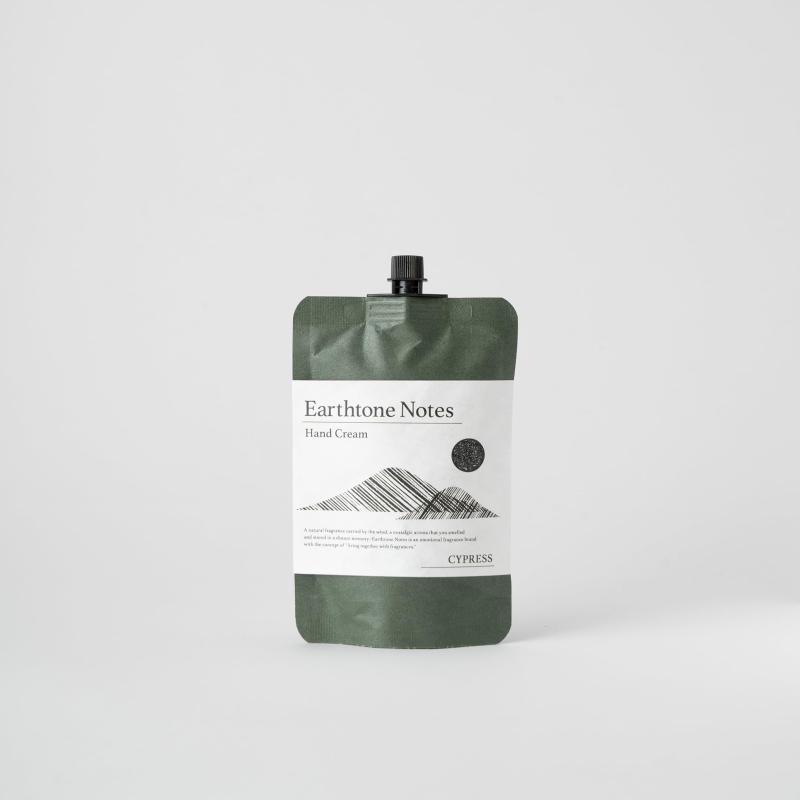 Earthtone Notes Hand Cream CYPRESS【香りの説明】 樹木の香りが優しく包み込む森林の中にいるようなリラックス感。 心が安らぐスモーキーな香り。【フレグランスノート】 トップ：シトラス、ピオニー、マンダリン ミ...