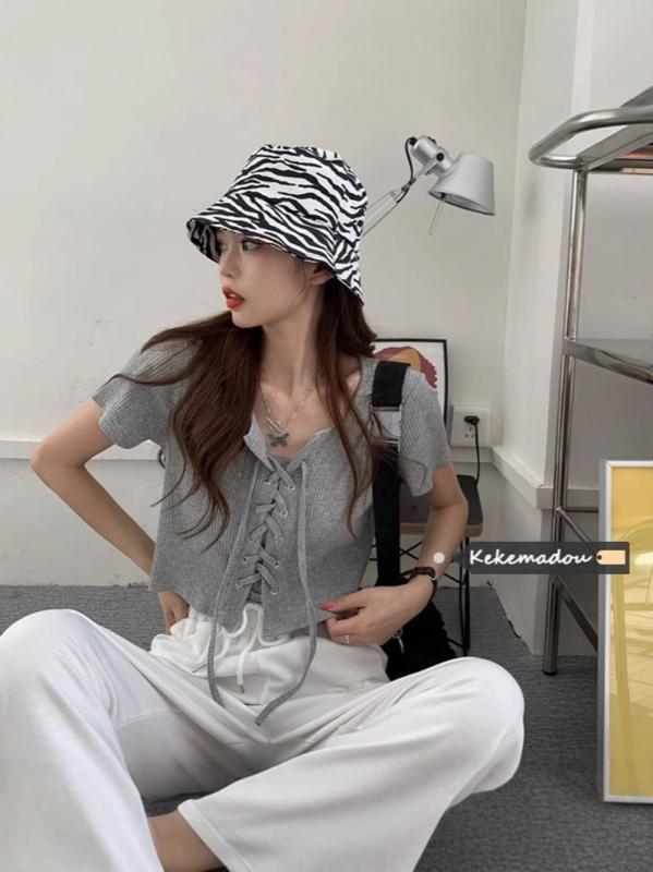 ・カテゴリ: Tシャツ・スタイル: 文艺复古・柄: 純色・袖丈: 短袖・袖型: 常规袖・流行要素: 露脐・衣長: 短款・ネックライン: V字領・フィット: 修身型・カラー展開: 灰色、白色・サイズ展開: M、L、XL、XXL・主な素材: ポ...
