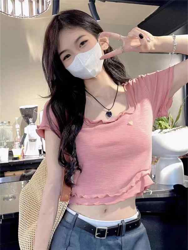 ・カテゴリ: Tシャツ・スタイル: 甘辛・主な素材: 綿・袖丈: 短袖・フィット: スリム・丈: 短め(40cm<丈≤50cm)・ネックライン: スクエアネック・袖型: 通常袖・流行要素: フリル・カラー展開: ピンク・サイズ展開: ...