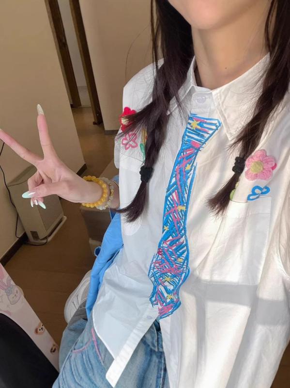 ・カテゴリ: シャツ・スタイル: 清新甜美・主な素材: ポリエステル・柄: グラフィティ・袖丈: 短袖・版型: ゆったり・衣長: 普通・ネックライン: スクエアネック・袖型: 標準・流行要素: ペイント・カラー展開: ホワイト、ブラック・サ...
