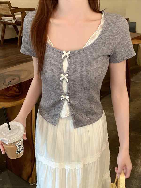 ・カテゴリ: Tシャツ・スタイル: 少女風・主な素材: 綿90-95%、氨纶30%以下・柄: 蝴蝶结、拼色・ネックライン: 方領・袖丈: 短袖・フィット: 修身型・丈: 短款(40cm<衣長≤50cm)・カラー展開: ブルー、グレー・...