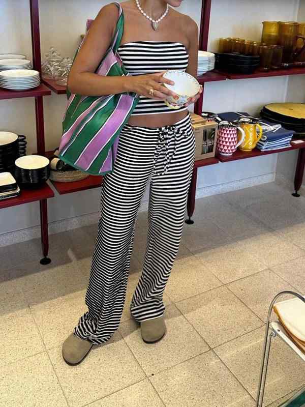 ・カテゴリ: 休闲套装・スタイル: 休闲风・主な素材: 涤纶（聚酯纤维）95%以上、氨纶30%以下・パンツ丈: 長パン・柄: 条纹/格子・流行要素: 撞色・加工: 免烫処理・カラー展開: 黒白条紋、緑、赤、紺、茶・サイズ展開: S、M、L、...