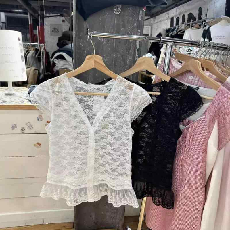 ・カテゴリ: Tシャツ・スタイル: 甘め・主な素材: その他50-70%・ネックライン: Vネック・袖丈: 短袖・カラー展開: ホワイト、ブラック・サイズ展開: 均一