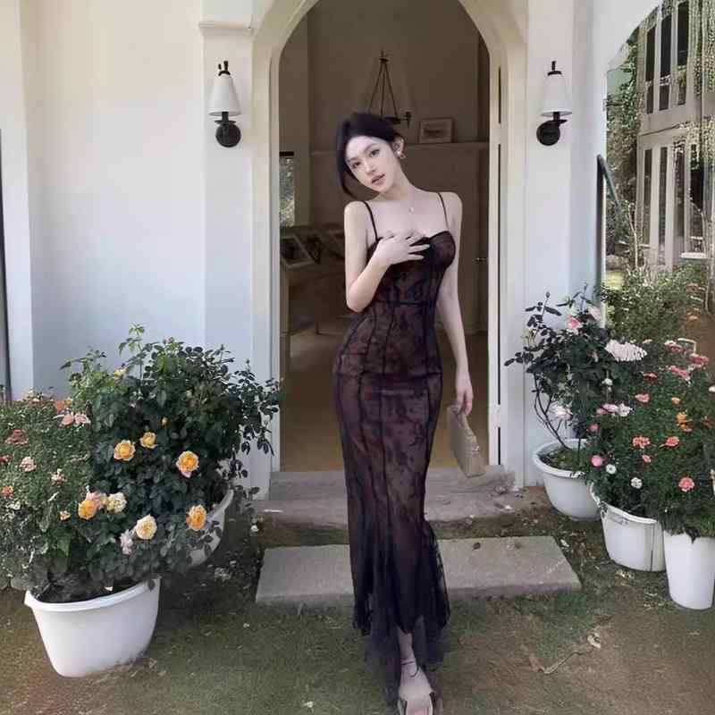 ・素材: 蕾丝・柄: 压花・加工: 压花・スタイル: 吊带款・組み合わせ: 単件・スカート丈: 長裙・スカート形状: 包臀裙・ネックライン: 一字领・袖丈: 無袖・ウエスト: 宽松腰・トレンド要素: 开叉・主素材: ポリエステル95%以上・...