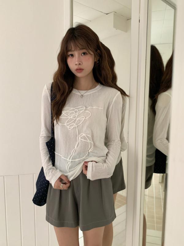 ・カテゴリ: Tシャツ・スタイル: 韓系風・主な素材: 混紡・袖丈: 長袖・袖型: 通常・柄: 花柄・ネックライン: クルーネック・版型: ストレート・衣丈: 普通(50cm超え65cm以下)・カラー展開: ホワイト・サイズ展開: M,L