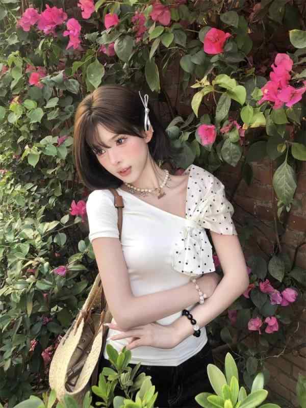 ・カテゴリ: Tシャツ・柄: 波点・スタイル: 御姐風・フィット: 修身型・ネックライン: 斜領・袖丈: 短袖・袖型: 常规款・流行要素: 蝴蝶結、立体装飾・カラー展開: 白色・サイズ展開: S、M、L、XL