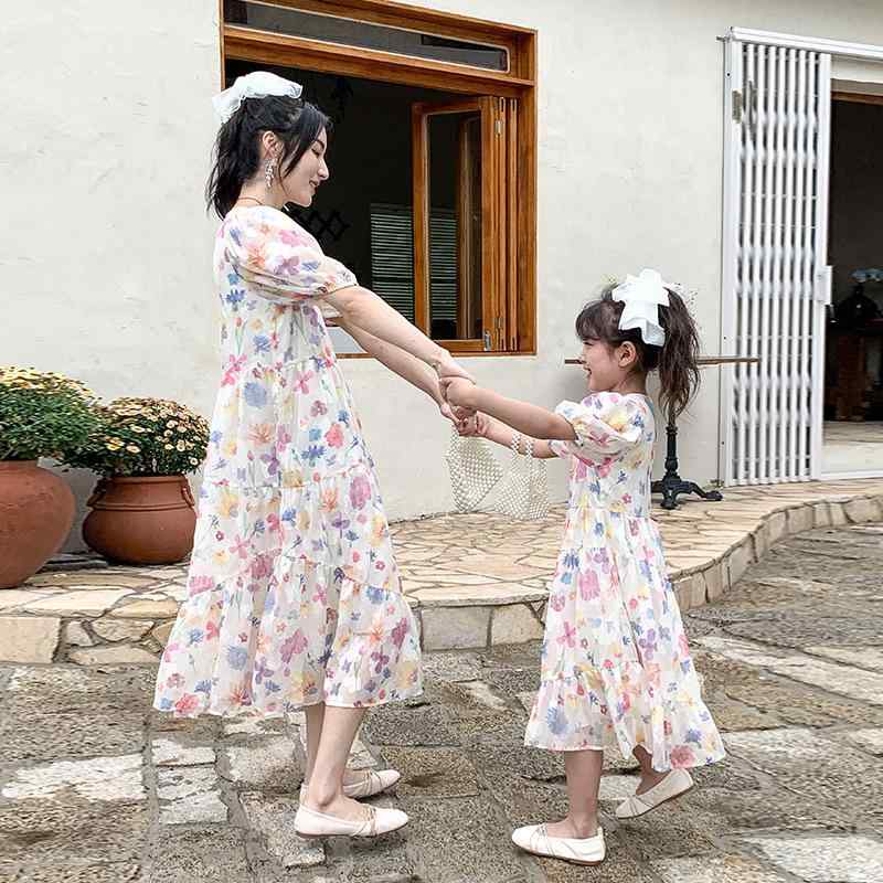 ・スタイル: 韓版・カテゴリ: 親子装・柄: 花朵・主な素材: 聚酯纤维（涤纶）90%・要素: 蕾丝、波西米亚、田园、可愛、花辺、印花、拼色、英倫、親子、プリンセス、ストリート、キャンディ、アメリカ・ヨーロッパ・厚み: 普通・カラー展開: ...