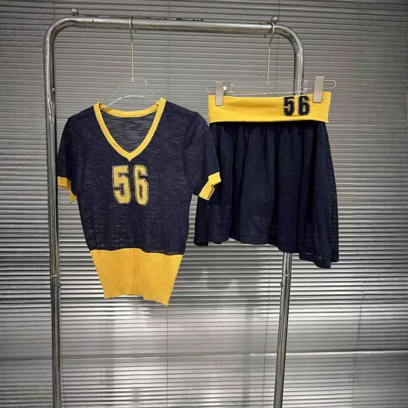 ・カテゴリ: スカートセット・スタイル: 甘辛風・主な素材: 綿80-90%・柄: 文字・カラー展開: ネイビー・サイズ展開: 均一サイズ・スカート丈: 短め・袖丈: 3分袖・袖型: 通常袖・セット内容: スカートセット