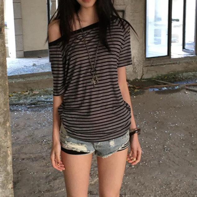 ・カテゴリ: Tシャツ・スタイル: 潮流・袖丈: 短袖・版型: ワイドシルエット・衣長: ミドル丈・ネックライン: 斜めネック・柄: ストライプ・カラー展開: ダークグレーストライプ・サイズ展開: S、M、L、XL、2XL