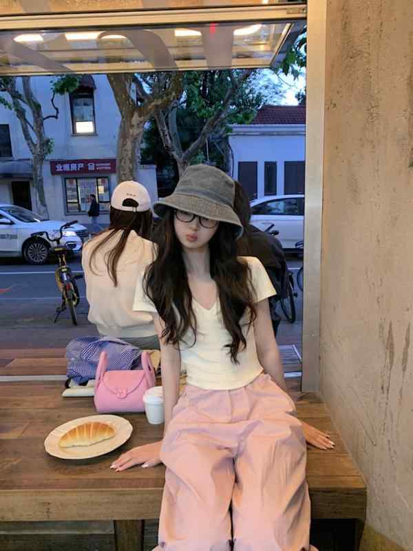 ・主な素材: 雪尼尔 氨纶30%以下・スタイル: 御姐風・カテゴリ: 休闲套装・タイプ: 上衣套装・袖型: 公主袖・袖丈: 無袖・カラー展開: 大U领短袖T,粉色工装裤・サイズ展開: 均码