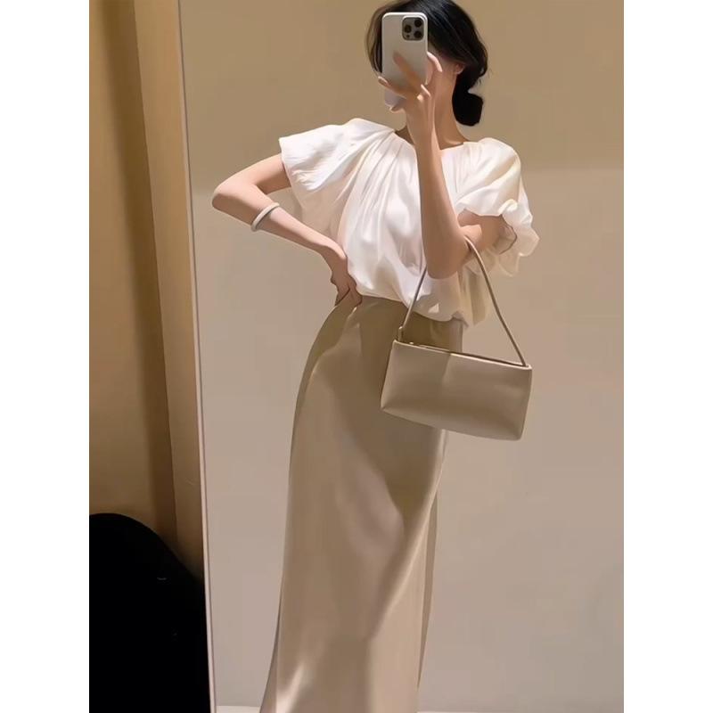 ・カテゴリ: スカートセット・スタイル: 都市風・主な素材: ポリエステル90-95%・柄: 無地・カラー展開: 米白色、香槟色、雪纺セット・サイズ展開: L、XL、2XL、3XL・袖丈: 超長袖・スカート丈: ロング・袖型: フレア袖・セ...
